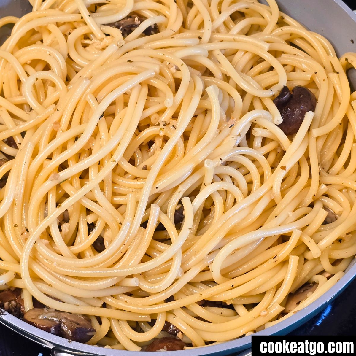 Easy Garlic Mushroom Bucatini Recipe - Cook Eat Go