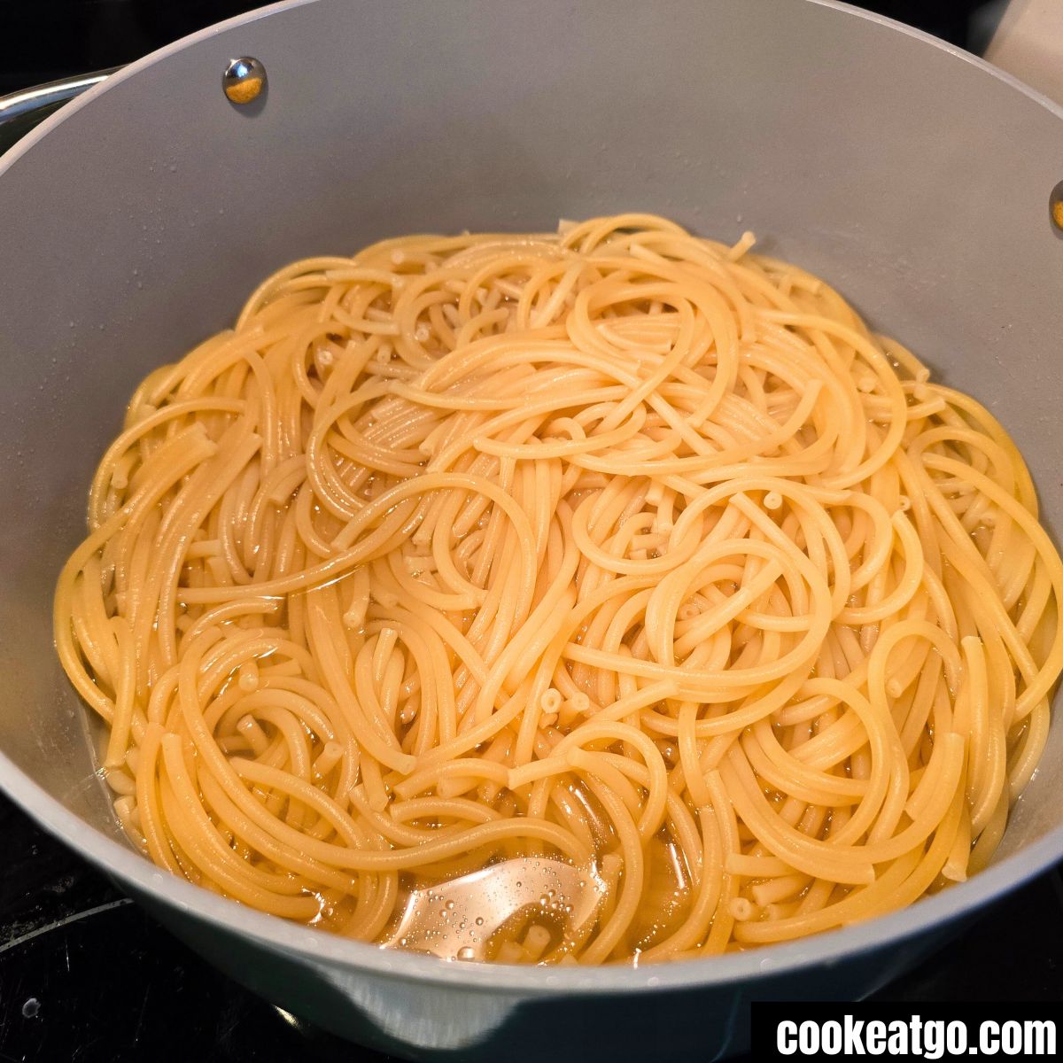 Easy Garlic Mushroom Bucatini Recipe - Cook Eat Go